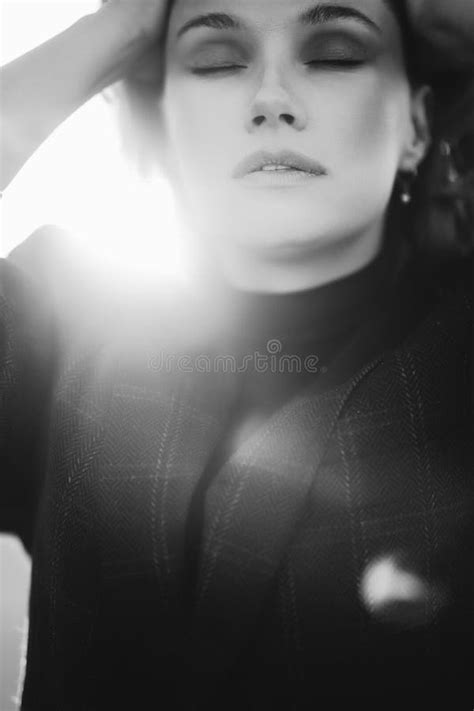 Beautiful Woman Black And White Photo Of A Fashionable Woman Stock Image Image Of Lifestyle