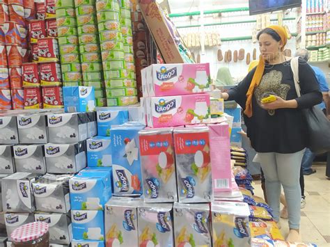 ليلة بدء الدراسة إقبال كبير على شراء العصائر والألبان من محلات السوبر