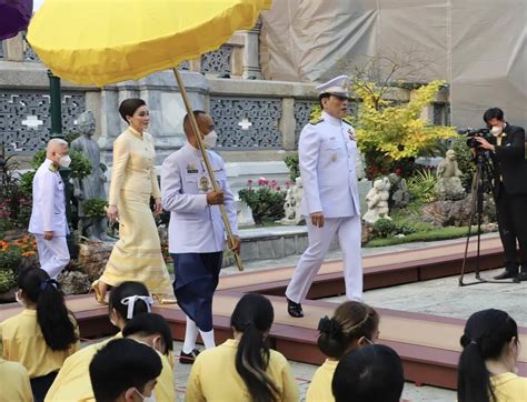 ‘ในหลวง พระราชินี เสด็จทรงบำเพ็ญพระราชกุศลมาฆบูชา The Bangkok Insight Line Today