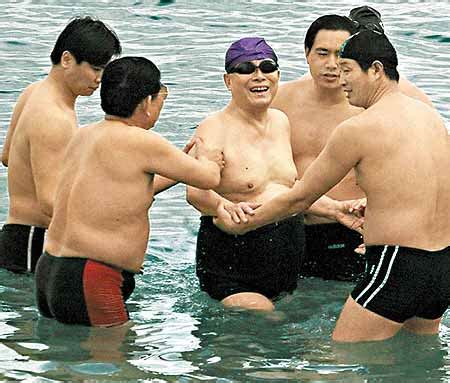 朱韵和 on Twitter 江泽民死海游泳照 2000年4月江泽民在以色列进行访问时来到死海放松在15名保镖的保护下在以具有治疗