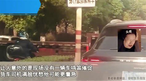 大货车路中掉头造成堵车，司机狂转方向盘冒火星，被堵车无一鸣笛
