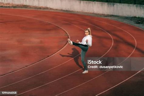 경마장에 서 있는 동안 공기에 발로 하는 스포츠에서 금발의 여 자가 웃 고 가냘픈에 대한 스톡 사진 및 기타 이미지 가냘픈 건강한 생활방식 결심 Istock