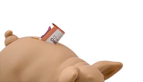 저축 개념 흰색 배경에 지폐와 동전이있는 돼지 저금통 공간을 복사합니다 0명에 대한 스톡 사진 및 기타 이미지 0명 가계 경제 Istock