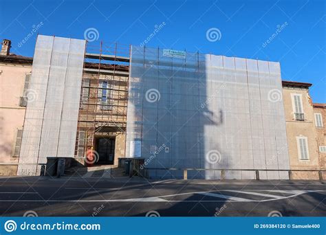 Scaffolding Worker Editorial Image 18151032 Scaffolding Worker Editorial Image 18151032