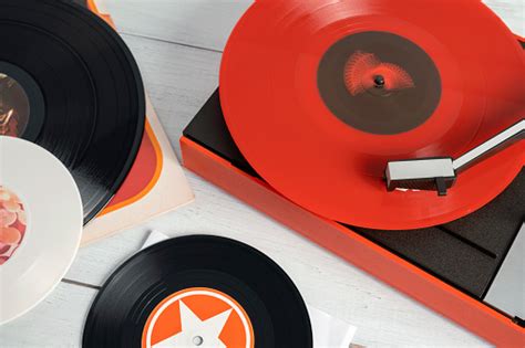 배경 흰색 나무 보드에 복고풍 턴테이블 비닐 레코드 플레이어 Dj가 재생 음악을 혼합 하는 사운드 기술 비닐 레코드에 바늘 레드 비닐 레코드 블랙 화이트 비닐 레코드 0명에