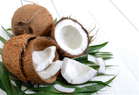 코코넛 흰색 나무 배경에 전체 코코넛 껍질과 녹색 잎 큰 너트 껍질에 열대 과일 코코넛 스파 음식 사진입니다 질감 열대 과일 갈색에 대한 스톡 사진 및 기타 이미지 Istock