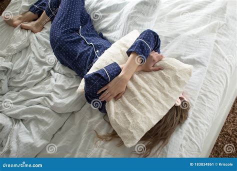 Zu Faul Aus Dem Bett Zu Fallen Eine Frau Ihr Gesicht Mit Einem Beutel Stockbild Bild Von
