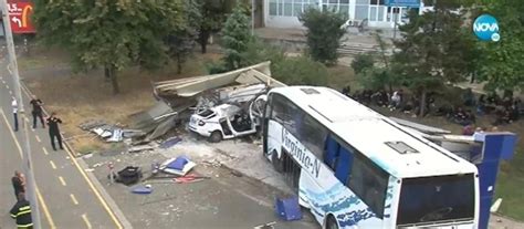 Двама полицаи загинаха при гонка с автобус с нелегални мигранти