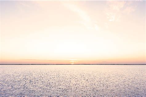 태양은 분홍색과 보라색 하늘에 Ha 수평선을 설정합니다 핑크 솔트 레이크 물에 하늘 반사 아름다운 하늘과 일몰 풍경입니다 0명에 대한 스톡 사진 및 기타 이미지 Istock