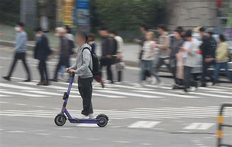 어린이 보호구역 방치된 전동킥보드 서울시 6월부터 즉시 견인”