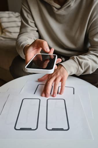 디자이너는 Ux 모바일 애플리케이션 와이어프레임을 개발하고 있습니다 스케치 프로토 타입 프레임 워크 스마트 폰에 대한 레이아웃 미래 응용 프로그램 디자인 Ui Ux 사용자