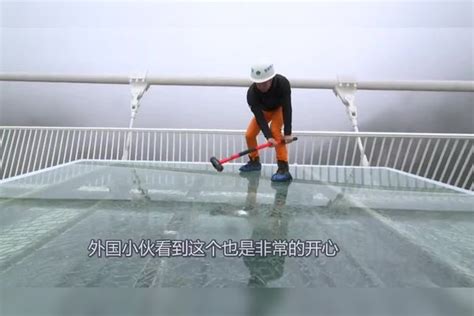 张家界玻璃桥遭到质疑？老外一大锤下去，在场所有人尴尬了质疑老外张家界