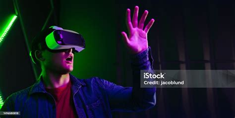 가상 현실에서 놀라운 게임을 하고 Vr 헤드셋을 착용하고 손으로 상호 작용하는 청년 가상현실 시뮬레이터에 대한 스톡 사진 및 기타 이미지 가상현실 시뮬레이터 남성
