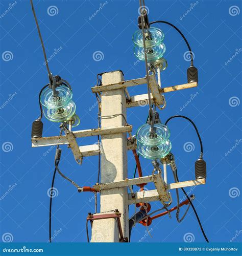 uma coluna concreta com os fios fixos bondes foto de stock imagem de escora encaixes 89320872