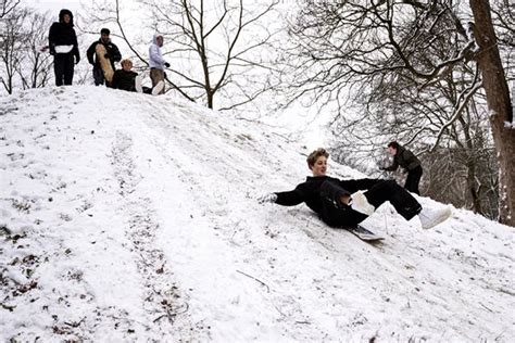 Оставете греблото Да чистиш сняг с горелка и прахосмукачка е новото модерно