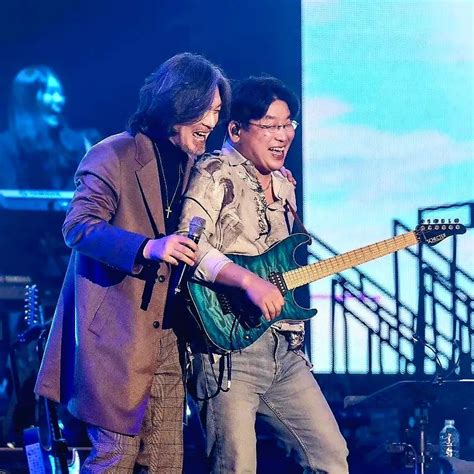 고딩이었던 1990년 헤비메탈이란 음악을 접하며 음악들을 따라 해보려고 일렉기타도 처음 잡게 됨 당연히 당시 최고의 한국 헤비메탈 밴드는 시나위였고 자연스럽게