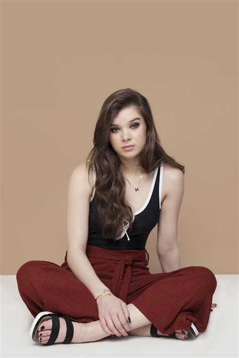 Hailee Steinfeld And Her Fabulous Feet Scrolller Hailee Steinfeld And Her Fabulous Feet Scrolller