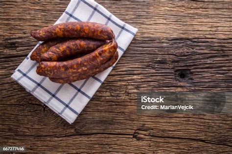 소시지입니다 훈제 소시지입니다 쵸 릿 죠 소시지 야채 로즈마리 향료와 주방 기구 건강하지 못한 생활방식에 대한 스톡 사진 및 기타 이미지 건강하지 못한 생활방식 건조한
