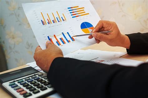 현대 사무실 재무 및 비즈니스 개념에서 차트 그래프 및 계산기로 재무 보고서 프로젝트 회계를 작업하고 분석하는 아시아 회계사 경제에 대한 스톡 사진 및 기타 이미지 Istock