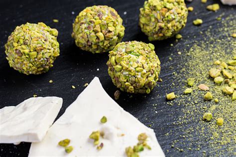 테마 달콤한 디저트 케이크 핸드메이드 블랙 배경에 화이트 초콜릿 말차 피스타치오의 매크로 클로즈업 디저트 디저트 스위트 캔디 라운드 볼 화이트 트러플 볼 세트 검정색 배경에