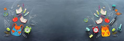 교육과 학교 개념으로 돌아갑니다 종이에서 잘라 배낭 책 화학 플라스크와 재미있는 스케치교실 칠판 위에 사과의 페인트 모양 상단 보기 배너 0명에 대한 스톡 사진 및 기타