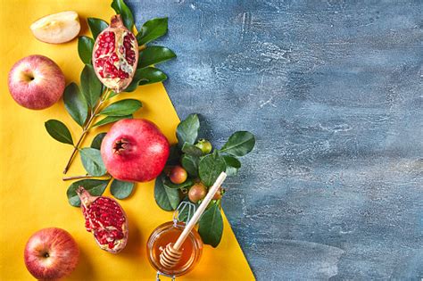 로쉬 하샤나 유대인 새해 휴일 개념 전통적인 상징 오렌지 블루 배경에 석류와 쇼파 Horn꿀 꿀 항아리와 신선한 사과 텍스트의 공간을 복사합니다 꿀에 대한 스톡 사진 및