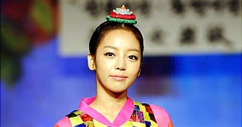 모던한 이미지의 나들이 한복 입은 구하라