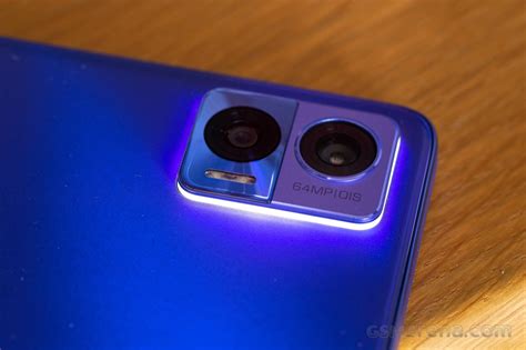 Motorola Edge 30 Neo review: Design and handling