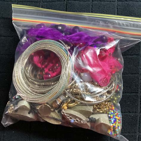 Assorted Bag Of Jewellery 21s