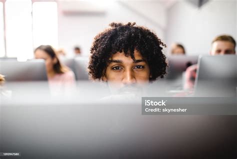 컴퓨터 실습실에서 데스크톱 Pc를 통해 강의를 배우는 아프리카계 미국인 학생 십대에 대한 스톡 사진 및 기타 이미지 십대 전자 학습 공부 Istock