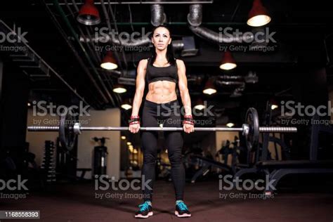 근육의 젊은 피트니스 여자 하기 무거운 데드 리프트 운동 에 Gy 가냘픈에 대한 스톡 사진 및 기타 이미지 가냘픈 건강한 생활방식 권위 Istock