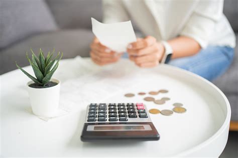 주위에 동전과 테이블에 계산기의 클로즈업 계산기로 비용을 계산하는 아시아 여성 돈 저축 경제 개념 가계에 대한 스톡 사진 및 기타 이미지 Istock