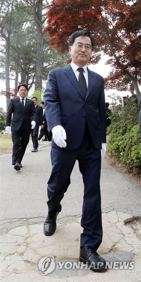 전두환 비석 밟는 김동연