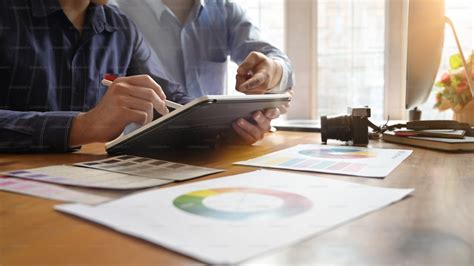 카메라와 디지털 태블릿 컴퓨터로 아티스트 작업 공간에서 창의적인 작업 사진 Unsplash의 태국 이미지