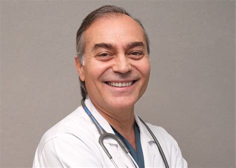 Dr Mustafa Karakan Ağrı Tedavisinde Birçok Tekniği Bir Arada Kullanan