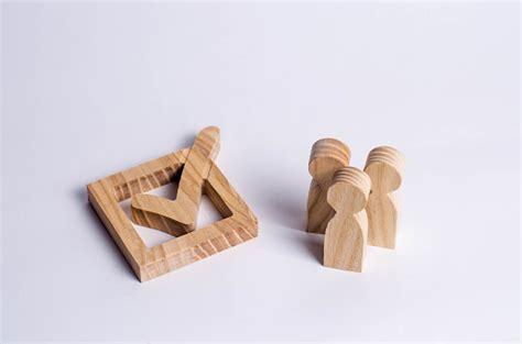 3 나무 인간의 숫자 상자에서 눈금 옆에 함께 서 선거와 사회 기술 개념입니다 자원 봉사자 정당 후보자 지역구 유권자입니다 인간의 권리입니다 개념과 주제에 대한 스톡 사진