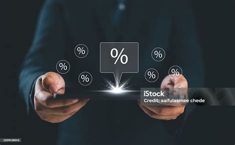 이자율과 배당 개념 배당금 투자 모기지 금리 부동산 재무 분석을 위해 가상 화면에 백분율 기호가 있는 스마트폰을 사용하는 사업가 Brand Name Smart Phone에