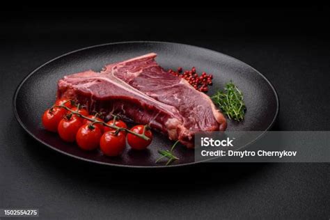 육즙이 풍부한 생 쇠고기 티본 스테이크와 소금 향신료 허브 0명에 대한 스톡 사진 및 기타 이미지 0명 갈비 음식 검은색 Istock