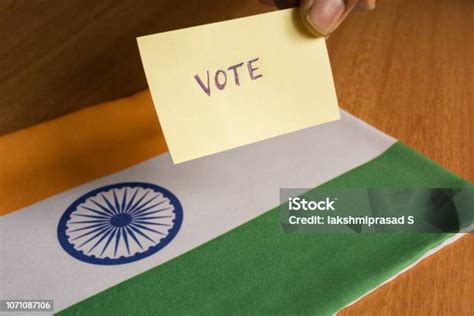 투표 개념사람은 인도 깃발에 손 서 면 투표 스티커를 들고 선거에 대한 스톡 사진 및 기타 이미지 선거 손가락 필기용 잉크 Istock