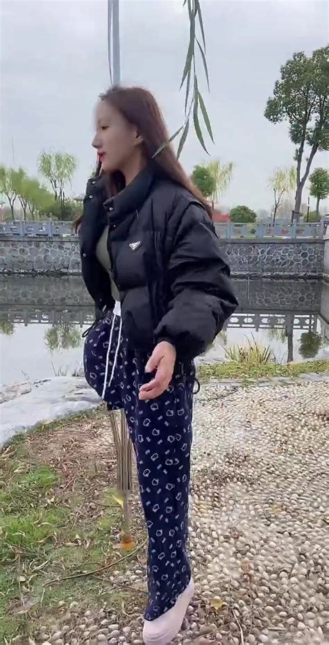 Sak Amputee With Single Crutch