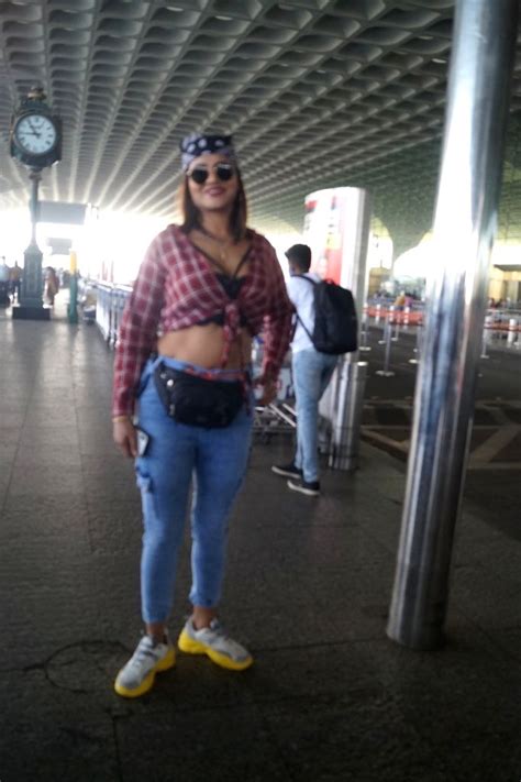Jinnie Jaaz Seen At Mumbai Airport