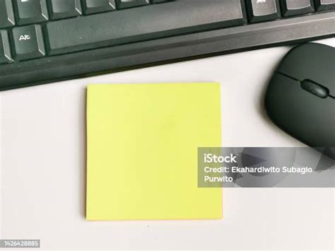무선 마우스와 컴퓨터 키보드가 있는 선택적 초점 빈 스티커 메모 0명에 대한 스톡 사진 및 기타 이미지 0명 개념 개념과