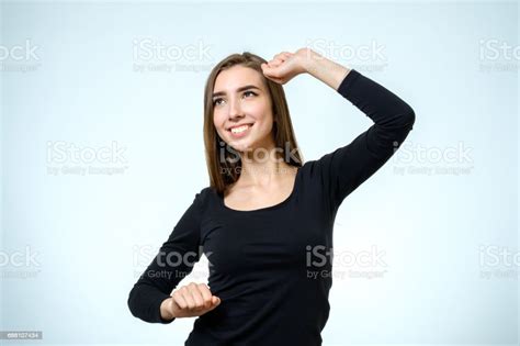 젊은 미소 여자의 초상화입니다 감정과 낙관적 긍정적이 고 행복 한 느낌에 백인 갈색 모델 흰색 절연 갈색 머리에 대한 스톡 사진 및 기타 이미지 Istock