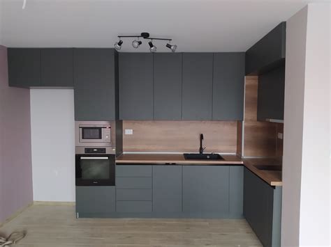 Кухня от сив Mdf и дървесен плот Мебели Коев