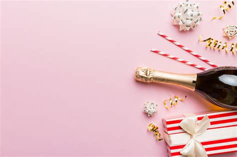 컬러 반짝이 색종이와 선물 상자 공간이있는 샴페인 병으로 컬러 풀 배경 상단 보기에 텍스트를 제공합니다 재미있는 크리스마스와 생일 축하 개념에 대한 스톡 사진 및 기타