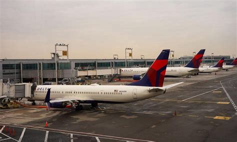 ជើងហោះហើរ៤៥០០ជើងត្រូវលុបចោលក្នុងថ្ងៃបុណ្យគ្រឹស្តស្មាស់ ដោយបារម្ភពីការឆ្លងអូមីក្រុង សារព័ត៌មាន