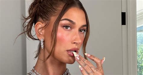 Hailey Biebers Night Out Makeup Routine Is Perfect For Minimalists