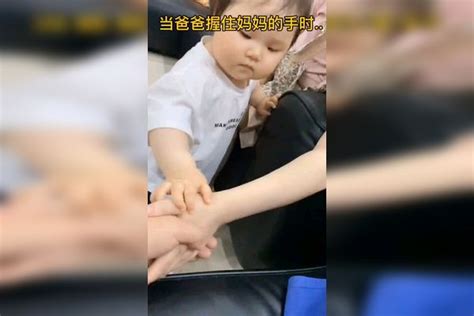 不会走不会说但已经会吃醋了，果然闺女是爸爸天生的小情人，不敢争只能让一让情人闺女爸爸