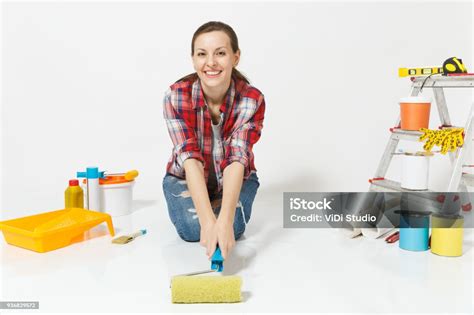 캐주얼 옷 바닥 페인트 롤러 흰색 배경에 고립 된 재건축 아파트에 대 한 악기에 앉아 여자 배경 화면 접착 페인팅 도구에 대 한 액세서리입니다 수리 가정 개념입니다 개선에