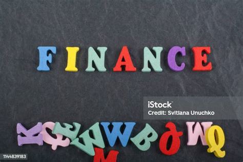 다채로운 Abc 알파벳 블록 나무 편지에서 구성 된 블랙 보드 배경에 금융 단어 광고 텍스트에 대 한 공간을 복사 합니다 학습 영어 개념입니다 0명에 대한 스톡 사진 및